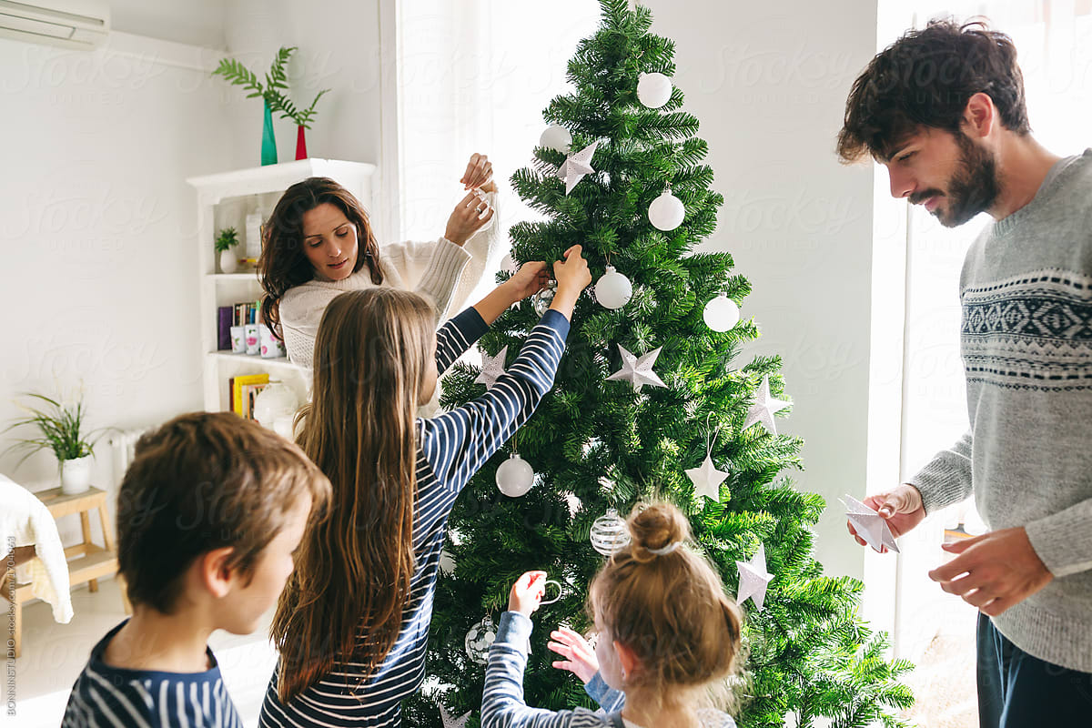 How to Decorate for Christmas with the Family - Lifegag